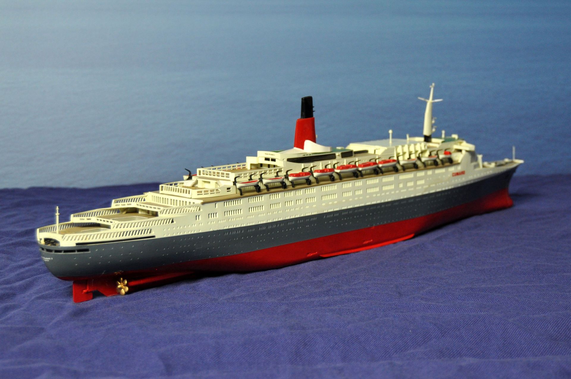 RMS Queen Elizabeth 2 (1:450) | Ocean Liners