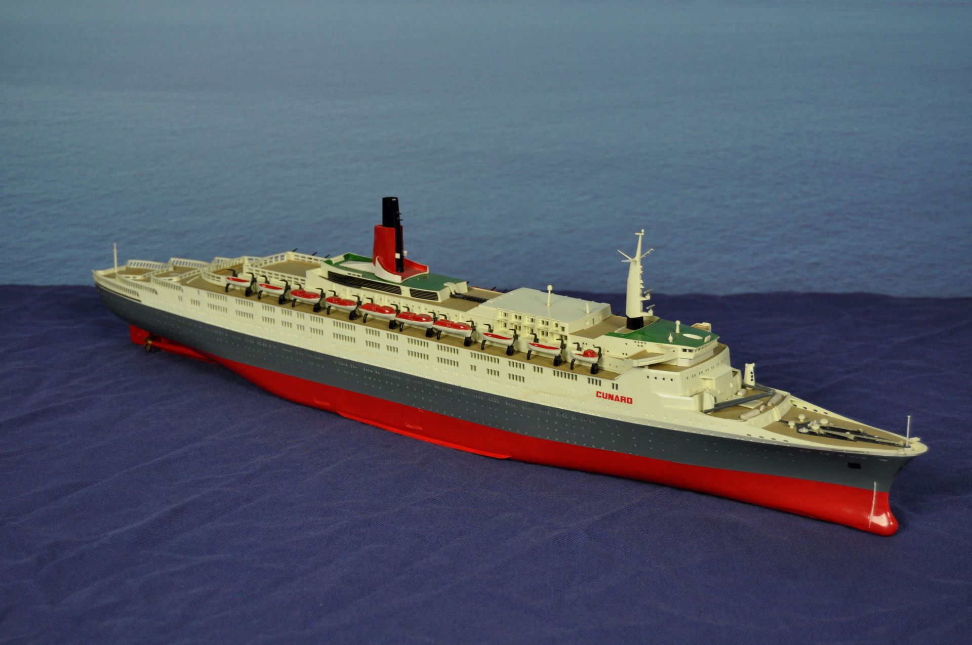 RMS Queen Elizabeth 2 (1:450) | Ocean Liners